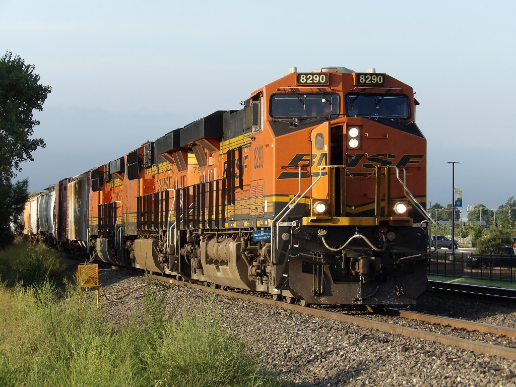BNSF ES44C4 8290
